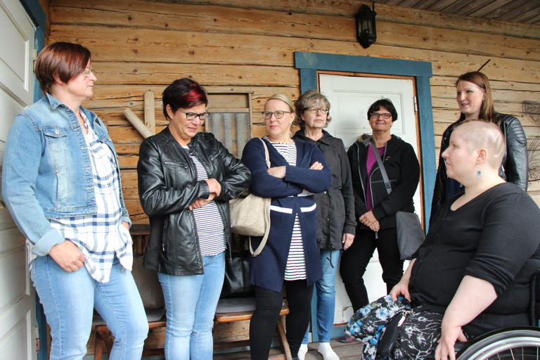 Huittislaiset naispäättäjät yhdessä asioiden äärellä - Lauttakylä